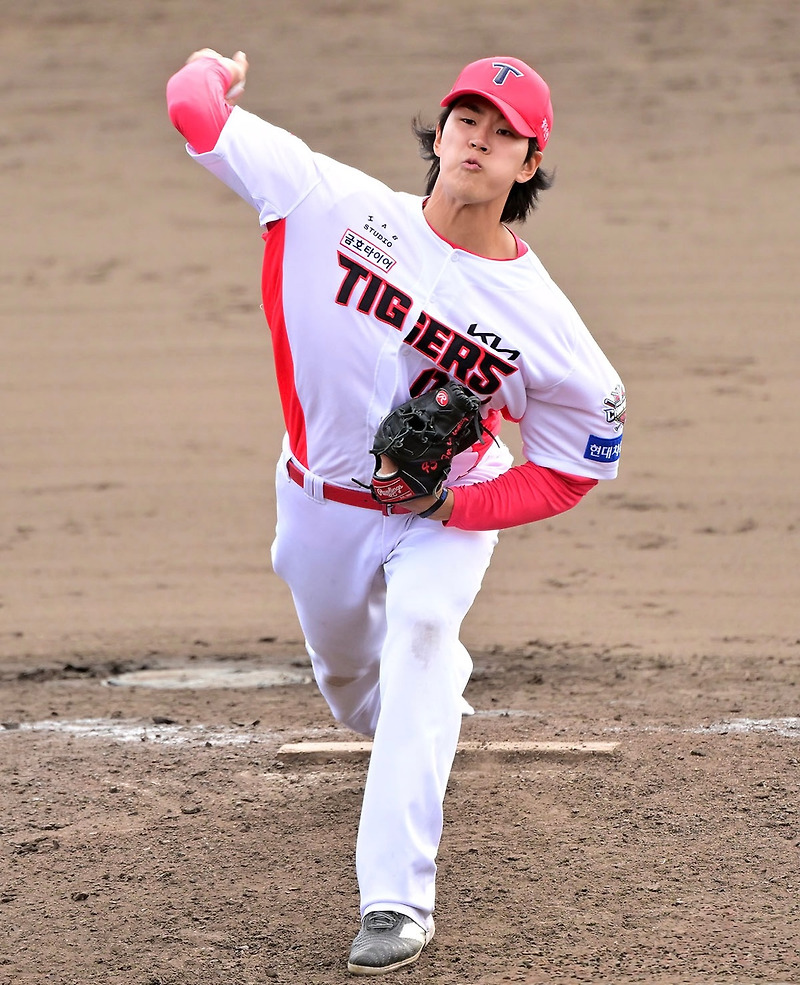 KIA타이거즈 비밀병기 홍원빈, 154km 강속구로 1군 무대 도전