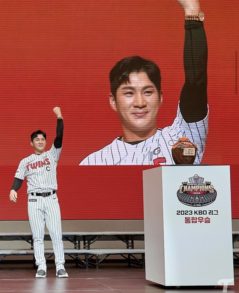 LG트위스 29년만에 우승 기념행사 아와모리 소주 축배 오지환 롤렉스