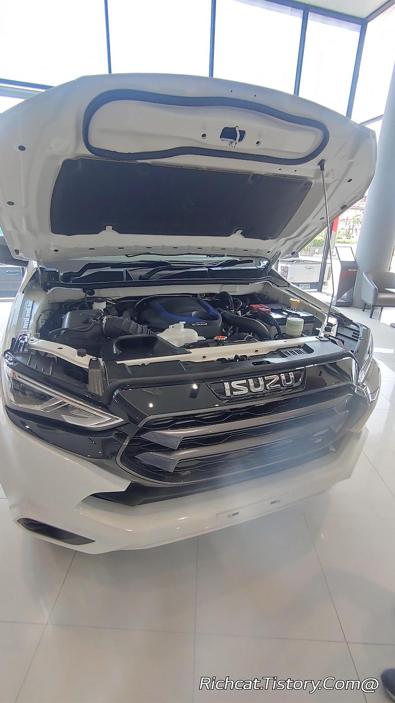 이수스 suv. 120만바트짜리 자동차인데...기본적인 센서조차 없다.