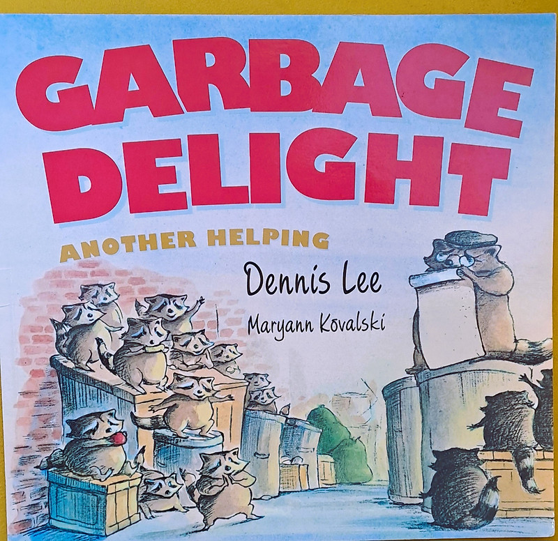 Garbage Delight_도시 한복판에서 펼쳐지는 너구리들의 힐링 도서