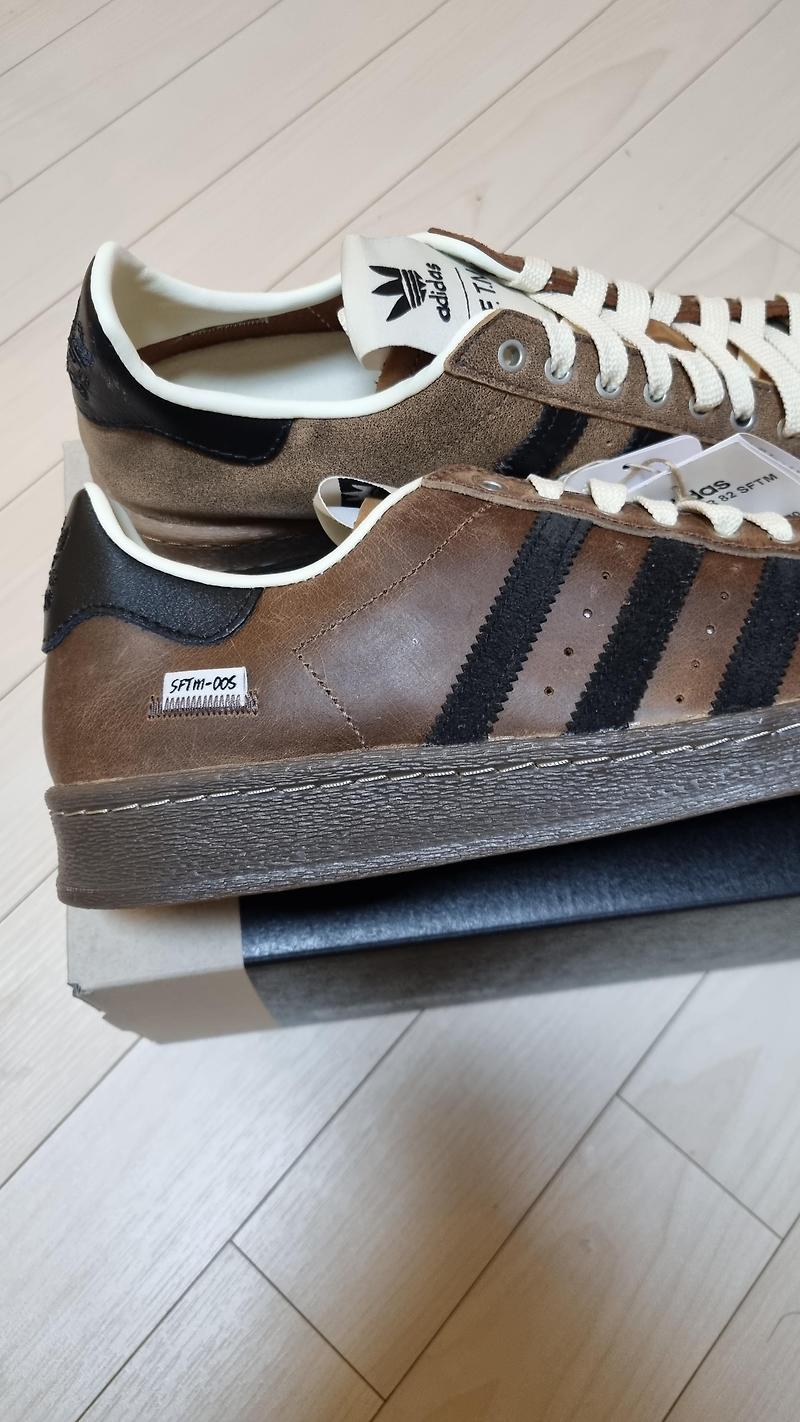 아디다스 x 송 포 더 뮤트 슈퍼스타 82 JR8043 브라운 아수라 신발