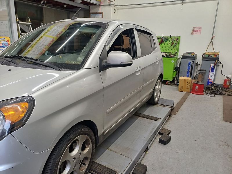 모닝 자동차 뒤에 차 문이 잠겨서 열리지 않음 차 문이 닫힌 상태에서 안에서 밖에서 안 열림 차 문 잠금장치 도어록 고장 수리자동차 문이 잠겨서 안쪽과 바깥쪽 모두 안