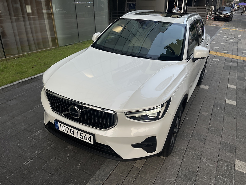 XC40 B4 color (exterior)