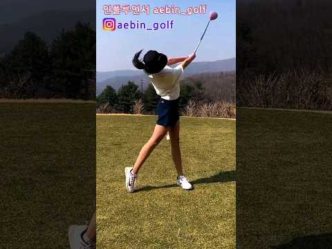 클럽과 오른쪽 다리가 사선으로 7시 5분을 만들어야 하는 것을 명확히 보여주는 aebin의 드라이버 샷!!