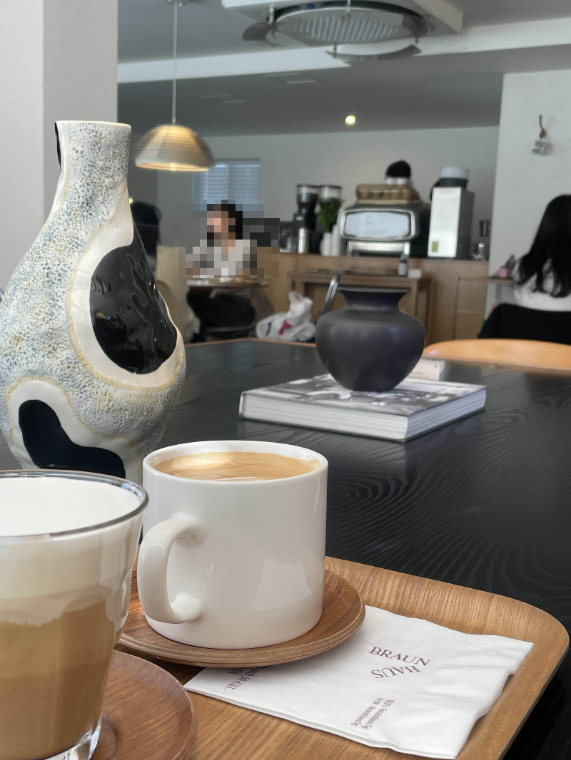 [내돈내산] 브라운하우스 BRAUN HAUS : 연남동 조용한 분좋카를 찾는다면 미드센추리 감성카페 여기있어요!