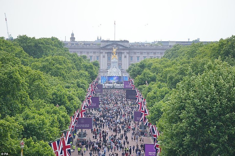 The Platinum Jubilee Pageant : Queen Elizabeth and Paddington