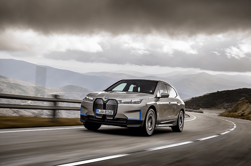 2024 BMW iX eDrive 50 Sport Plus (디자인, 파워트레인, 가격) 알아보자!