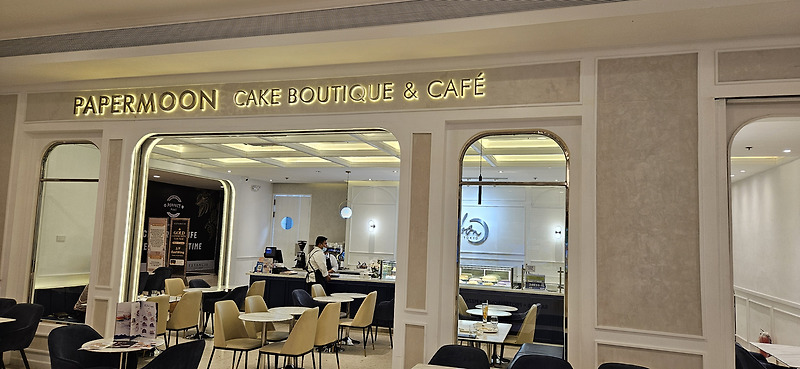 카페이자 디저트 가게 페이퍼 문 (Paper Moon)