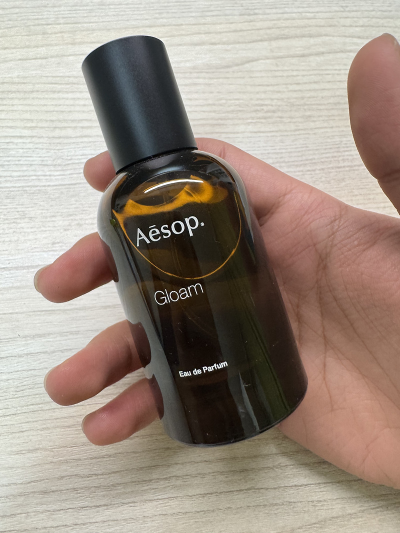 이솝 글롬(Glomm) - 고요 속에 피어나는 숲의 온기