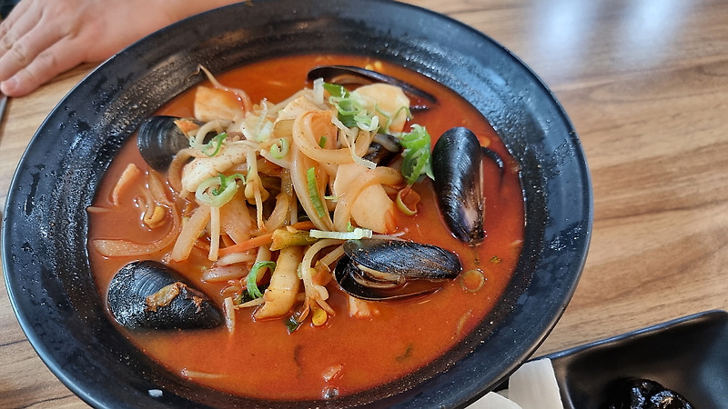 깔끔하고 담백하면서 입에 착 붙는 짜장면과 짬뽕을 먹게 되었다. 포천시 소흘읍 황궁 해물왕짬뽕