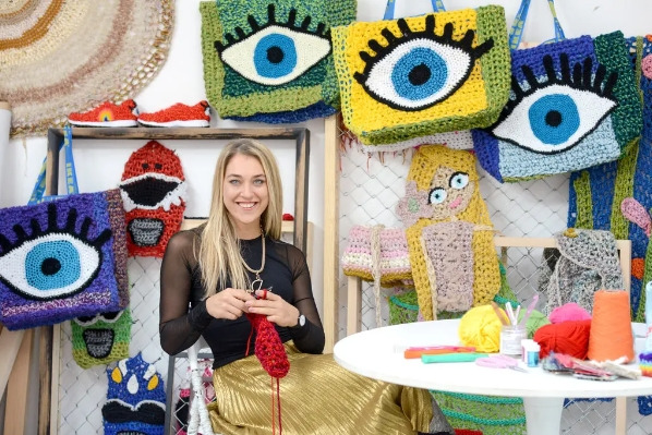 London Kaye:소개,도시를 빛내는 크로셰 예술,역할