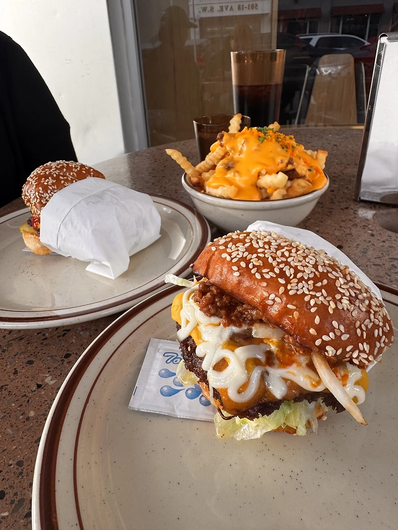 캐나다 캘거리 다운타운 수제버거 맛집 - Class Clown Burger