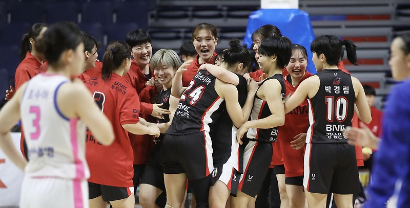 WKBL 부산 BNK썸 파이널 진출! 우리은행과 챔프전!