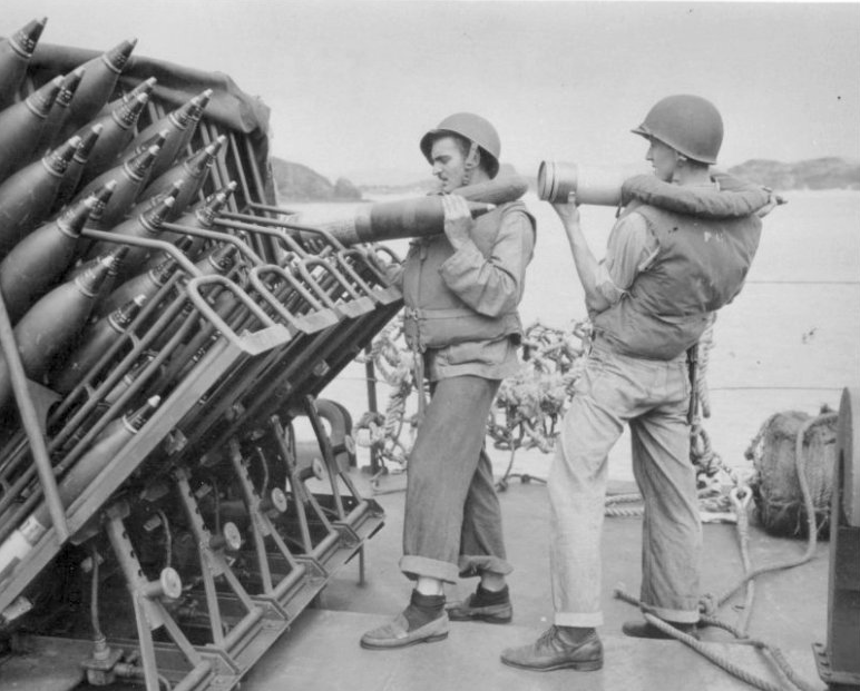 미 해군 중형 상륙함의 MK 51 자동 로켓탄 오키나와 연속 발사 포격-U.S Navy LSM MK 51 rocket ...