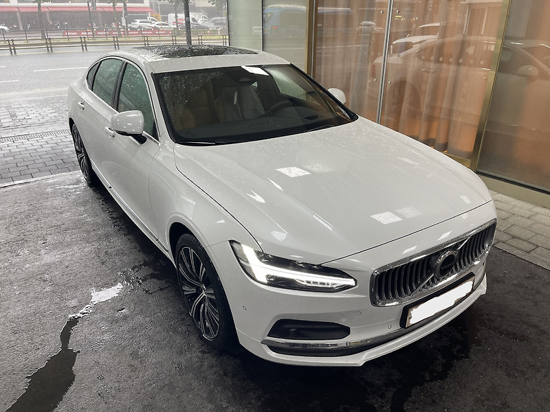 2023 S90 B5 UltB (White/Amber)