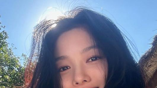 김유정, 숲 속에서 빛나는 요정 같은 미모 - MoaPic! 모아픽!