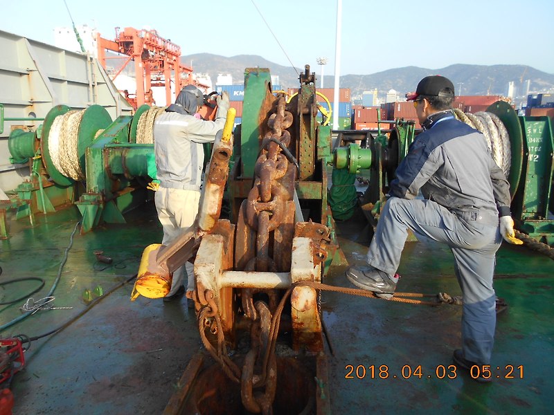 SHIP DECK MAINTENANCE : ANCHOR CHAIN LIFTER REBUILDING!