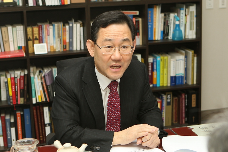 주호영 : 대한민국 초대 특임장관, 제17-22대 국회의원. 그에 대해 알아보도록 하자.Araboza