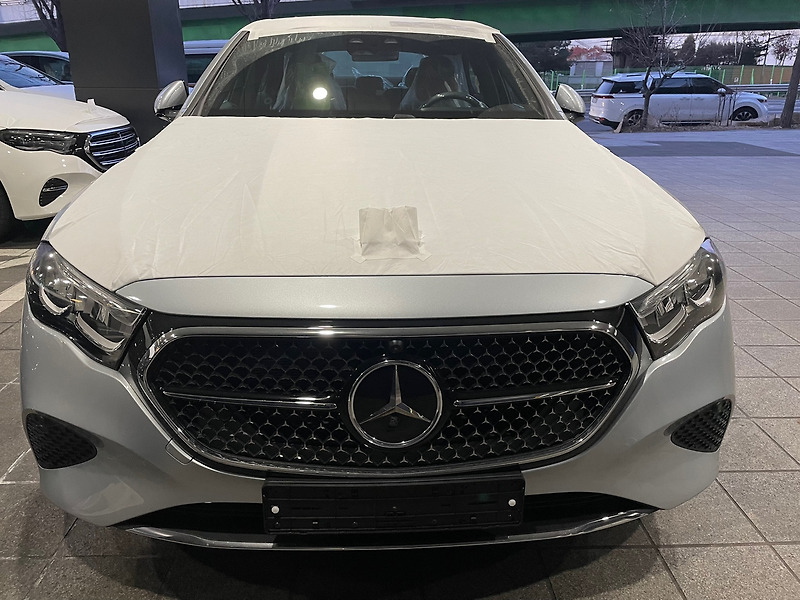 벤츠 2025 E 200 AV – 스타일과 퍼포먼스를 갖춘 프리미엄 세단(하이테크 실버)