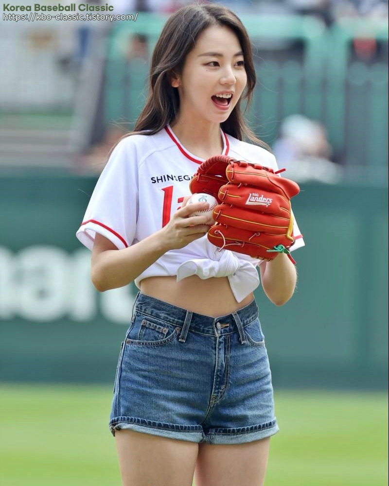 SSG 랜더스 vs. 키움 히어로즈 ‘원더걸스 · 배우’ 안소희 시구 (2024.04.10)