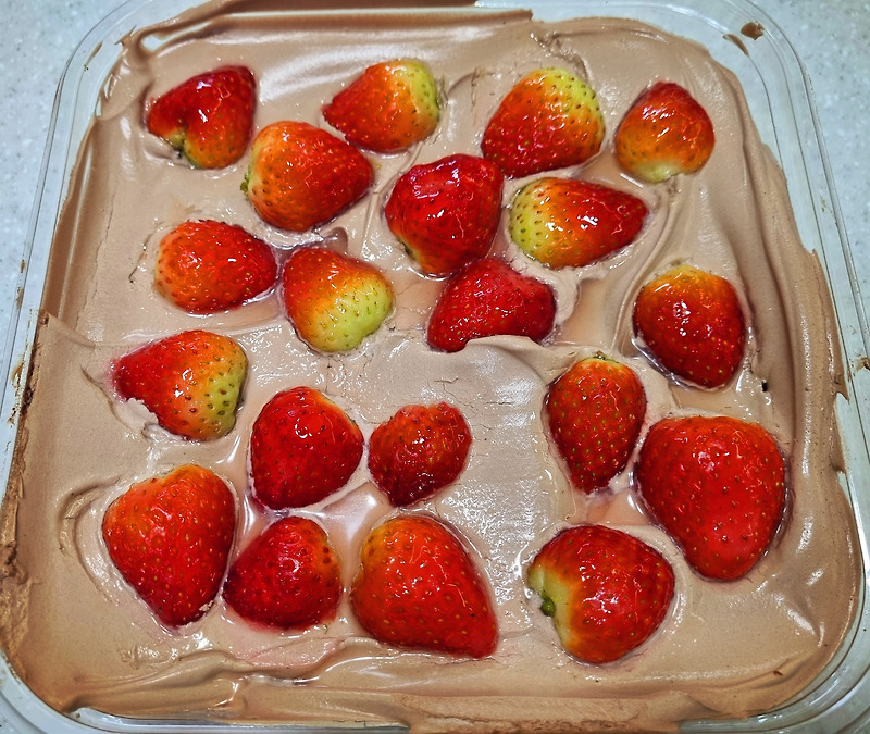 생각보다 더 맛이 좋아 깜짝 놀랐던 이마트 트레이더스 떠먹는 딸기초코케이크