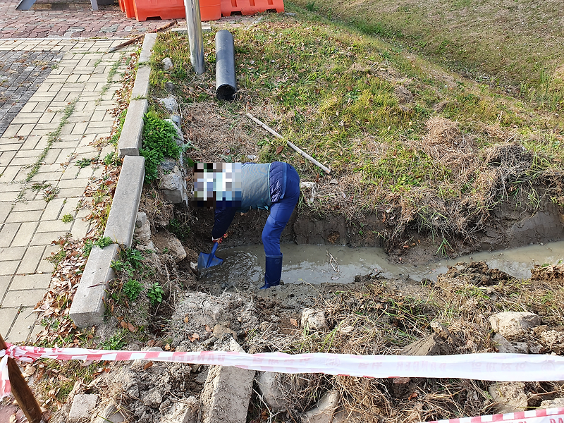 #27 배수로 경계석 무너짐 Drainage ditch curb collapsed