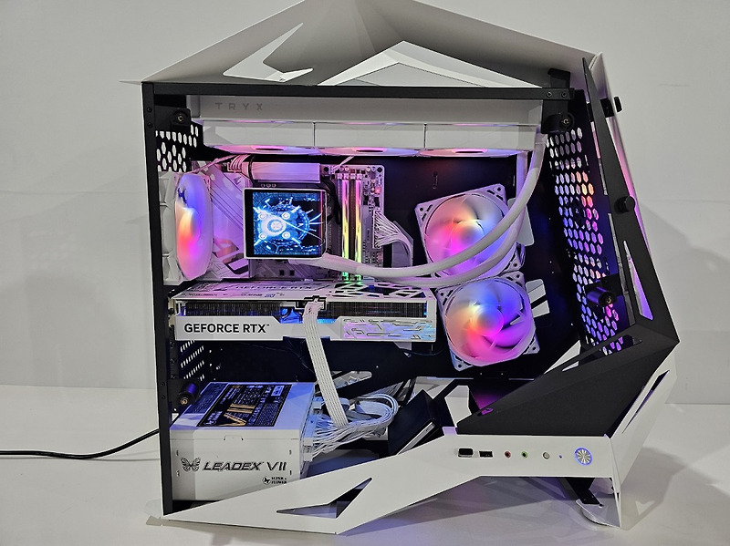 청주컴퓨터 9800X3D + RTX 5080 + TRYX PANORAMA 3D 360 ARGB 고사양게이밍PC