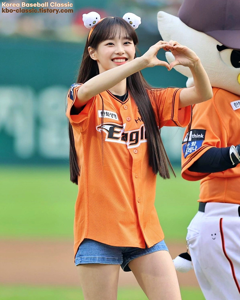 한화 이글스 vs. 두산 베어스 ‘이달의 소녀’ 츄(CHUU) 시구 (2023.08.12)