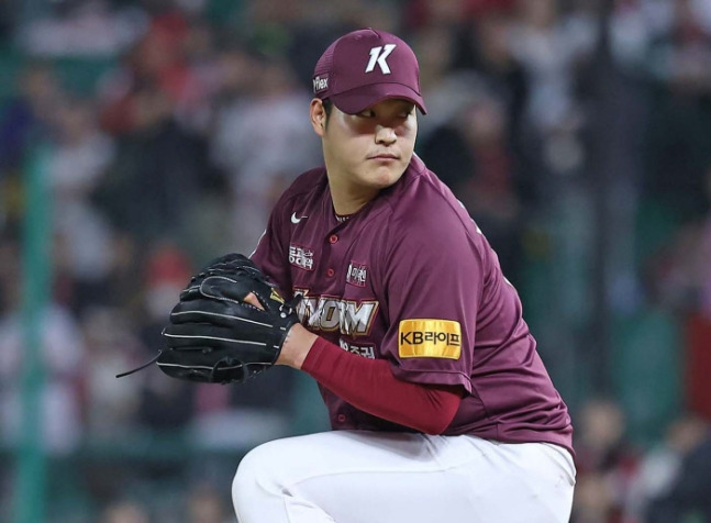 키움 히어로즈 미래에 올인하나. 2020년 구원왕 조상우 KIA로 보내고 2025 1R+4R 신인지명권과 10억원 받는다.