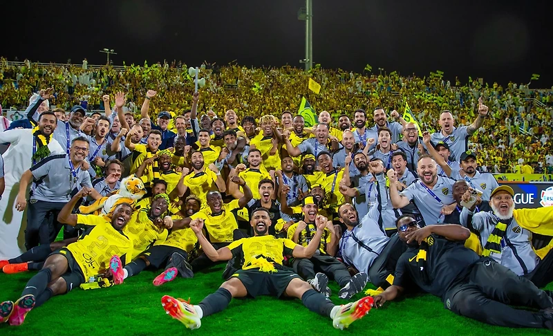 [24/25 RSL 32R] 카림 벤제마, 호날두보다 먼저 사우디 리그 우승 트로피 들어올려!