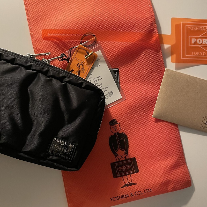 간단하게 나갈 땐 포터 파우치 하나만!