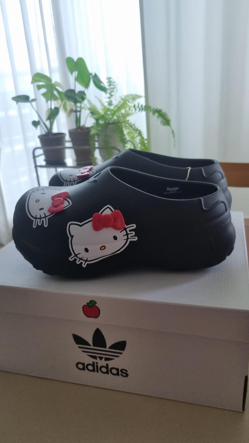아디다스 x 헬로 키티 아디폼 스탠 뮬 키티와 아디다스의 콜라보 IH0280 IG4446