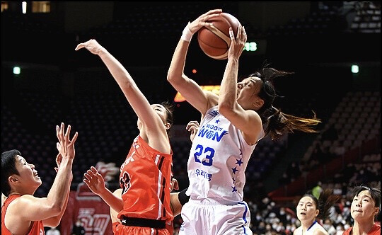 [WKBL 프리뷰] 남은 자와 떠난 자들의 대결, 파이널 1차전 우리은행 vs BNK썸(3월16일)