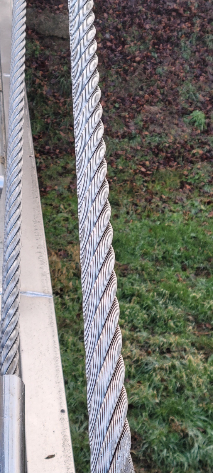 다리를 지탱하는 철심이 꼬여져 있는 이유와 생활 속 지혜