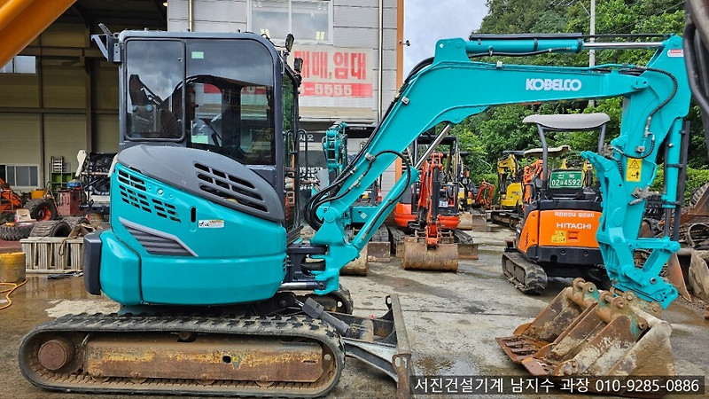 실내 공간이 있는 캐빈형 중고 미니 굴삭기 SK35 2017년식 에어컨 빵빵 출고 준비 다했습니다