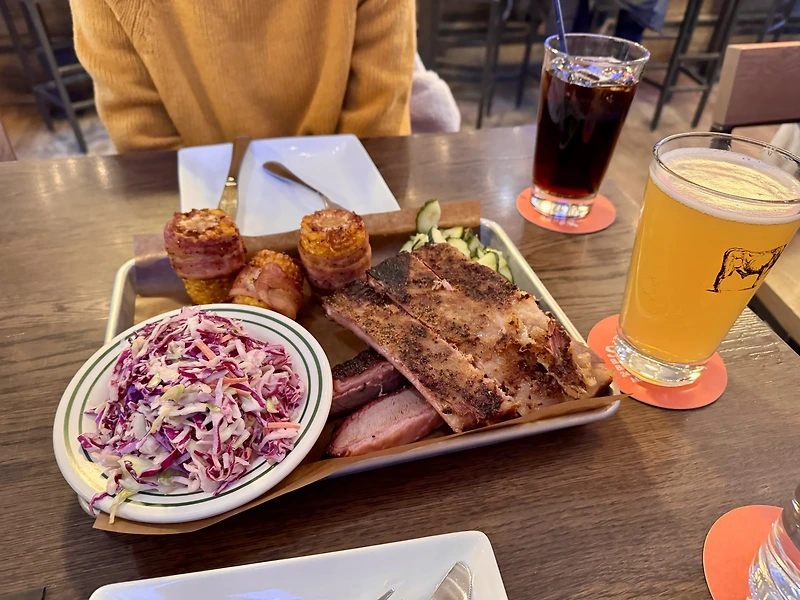 캘거리에서 먹는 텍사스식 바비큐 - Hayden Block Smoke & Whiskey