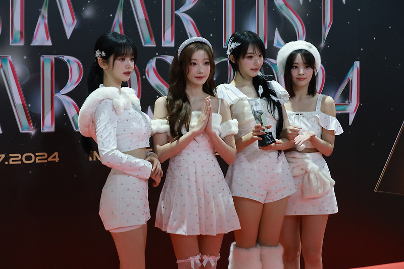 AAA 2024 QWER 신인상 수상 🏆 공식카페 사진들 ️