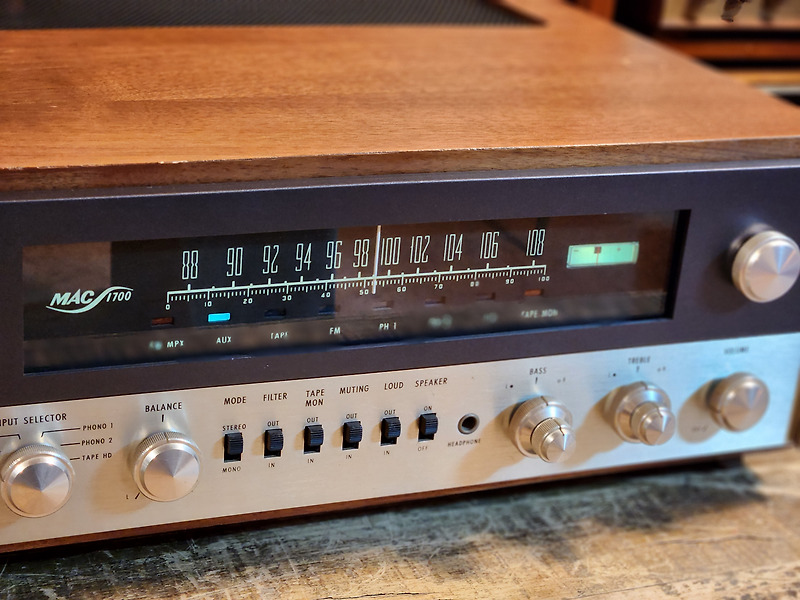 미국 Mcintosh 맥킨토시 베스트셀러 MAC-1700 리시버 입니다 -A급