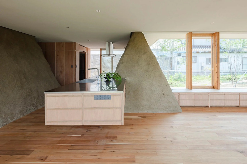 *흙집 ADX transforms excavated soil into trapezoid walls for this house ...