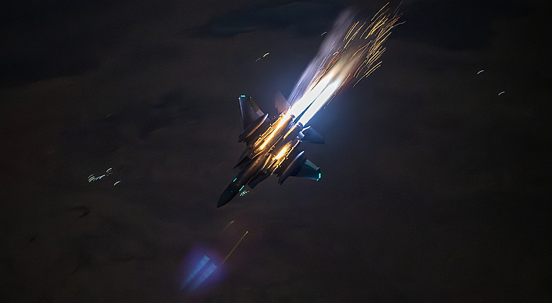 CENTCOM 하늘에서 공중급유 받으며 초계비행하는 F-15E와 A-10C