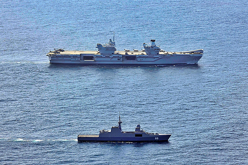 태평양으로 이동중인 영 항모 HMS Prince of Wales, 런던 방문하는 싱가폴해군 호위함 RSS Formidable과 ...