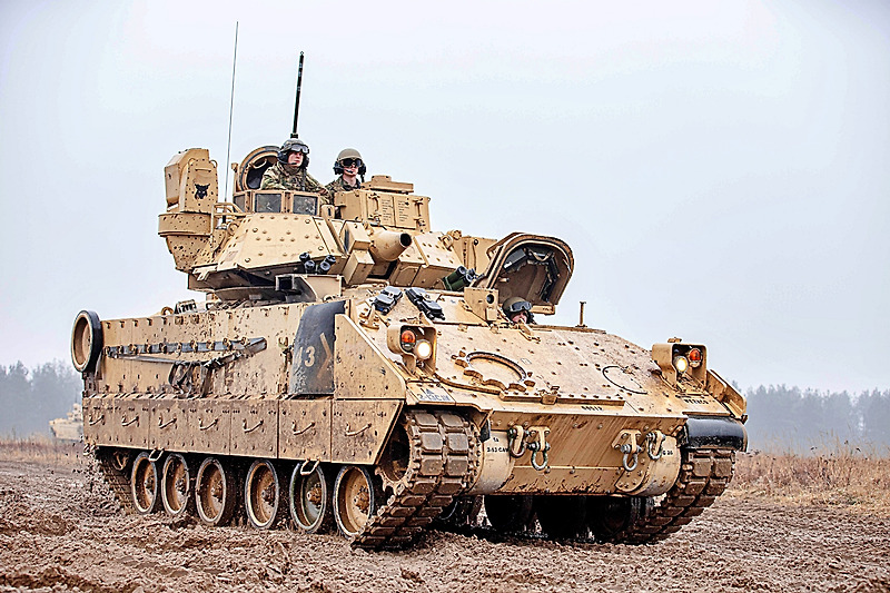 NATO 동부에 배치된 미 육군 1 기갑사단 M2 Bradley 적응 훈련