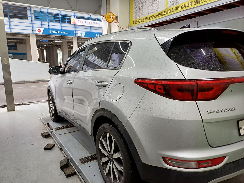 스포티지 자동차 뒤에 차 문이 잠겨서 열리지 않음 스포티지 자동차 문이 잠겨서 안에서와 밖에서 열리지 않음차 문 잠금장치 도어록 고장 수리차 문이 닫힌 상태에서 안쪽과