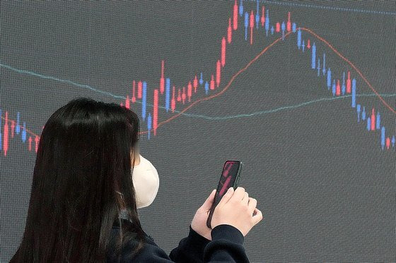 이런 기사를 읽고 있노라면 많은 생각이 들기는 합니다... 2030, 4050, 6070세대별 재테크 수단과 그 성향들, 그럴수밖에 없는 각 세대별 상황과 여건/처지등을 말입니다