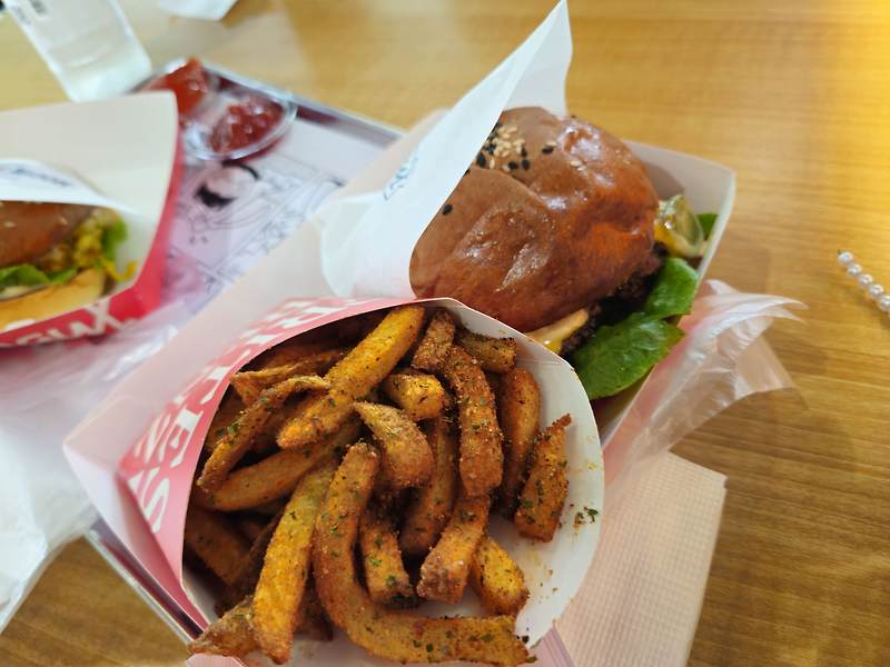 자카르타 맛집 | 개인적으로 쉑쉑 보다 더 맛있는 햄버거 집 - SCBD Mogul Burger 모굴 버거