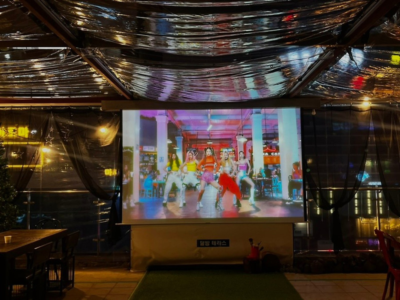 호프 술집 빔프로젝터 추천 - 캐논 CP-L55U 5500안시 풀HD 빔프로젝터 마곡동 달밤테라스 설치후기