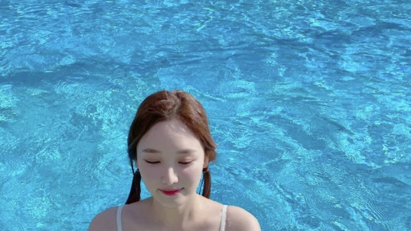 김세연 아나운서, 푸른 수영장에서 여유로운 휴가 모습 공개 - MoaPic! 모아픽!