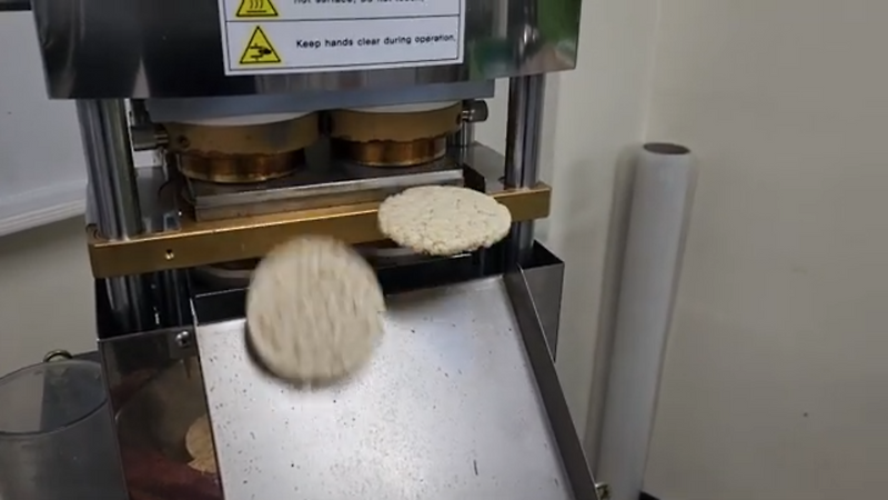 Puffed millet cakes was tested using the SYP8502 rice cake machine ...
