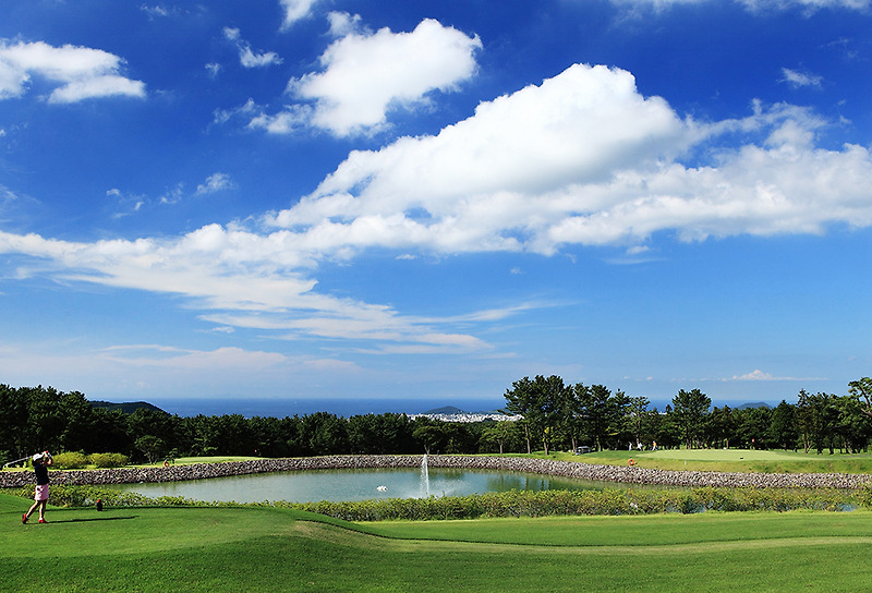 오라 컨트리클럽 (Ora Country Club) 제주도의 천혜 자연환경과 아름다운 풍광을 배경으로 골프를 즐길 수 있는 ...