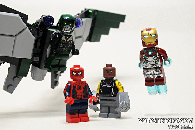 레고 76083 - 벌처와의 결투 피규어